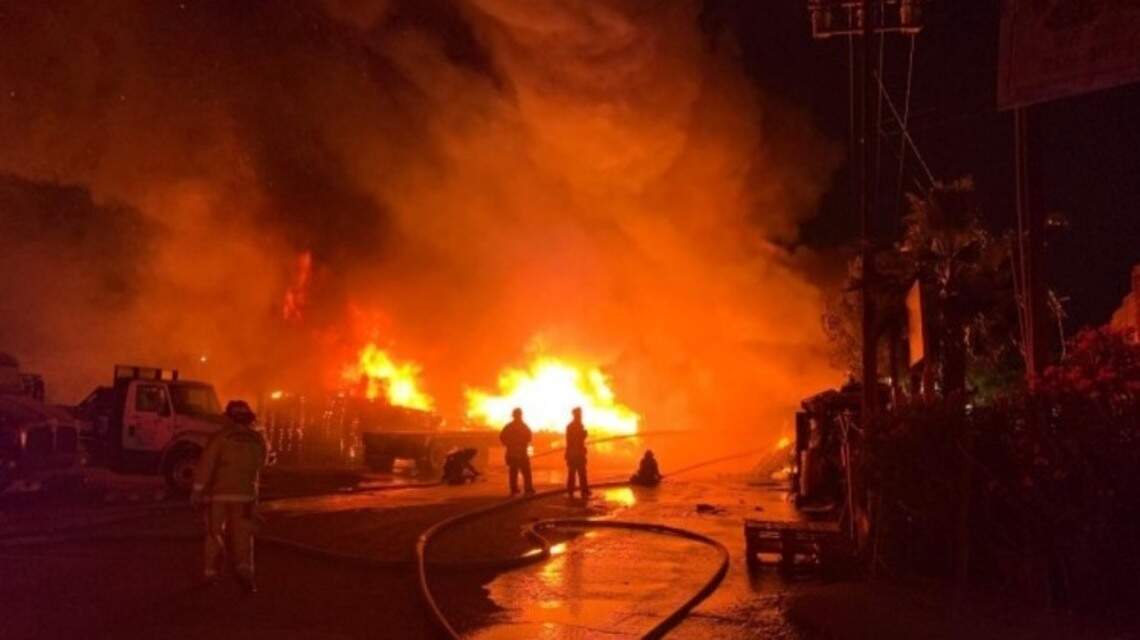 Big pallet, vehicle fire threatens structure in Modesto | Modesto Bee