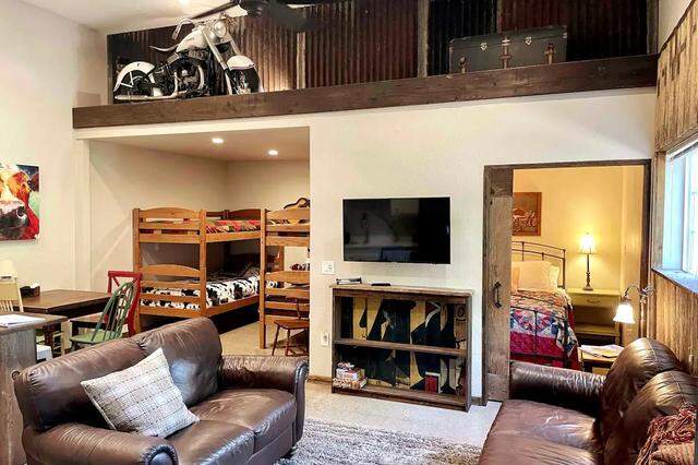 1940s Americana from Modesto sits 9 feet up in foothills Airbnb ...